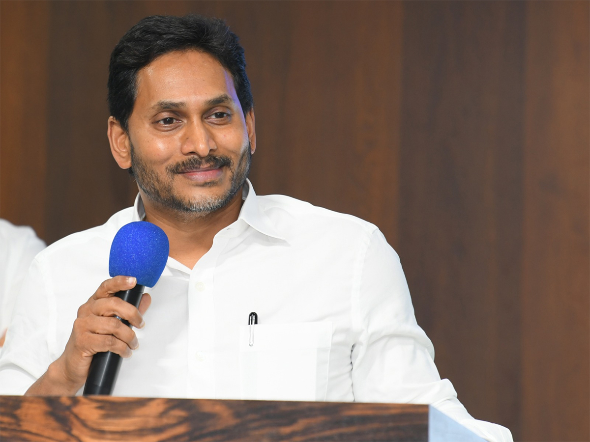 వైఎస్సార్‌సీపీ స్ధానిక సంస్ధల ప్రజాప్రతినిధులతో వైఎస్‌ జగన్‌ సమావేశం (ఫొటోలు) | YS Jagan Key ...